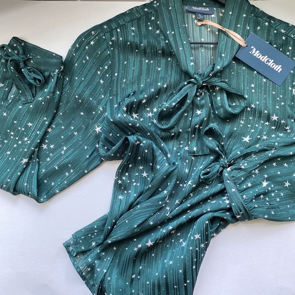 Modcloth | Tops | Nwt Modcloth Green Star Sparkle Print Sheer Balloon ...
